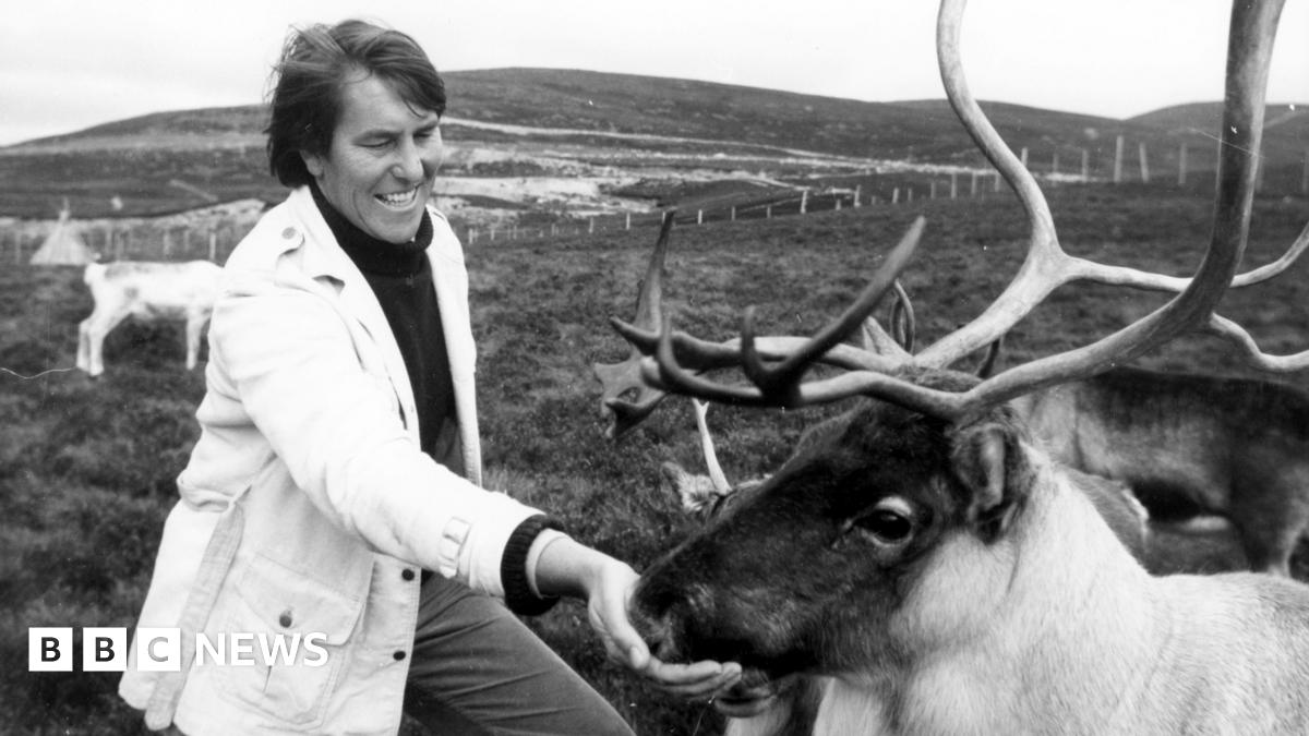 BBC Natural History Unit co-founder Tony Soper dies aged 95 - BBC News