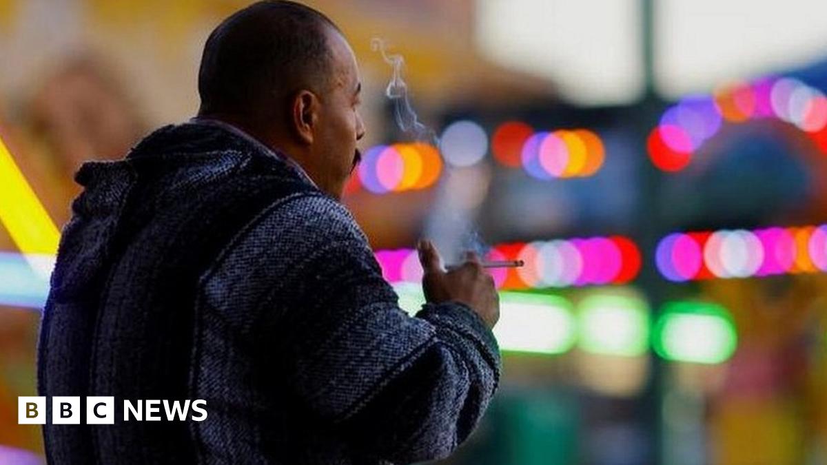 Mexico tightens ban on smoking in public places - BBC News