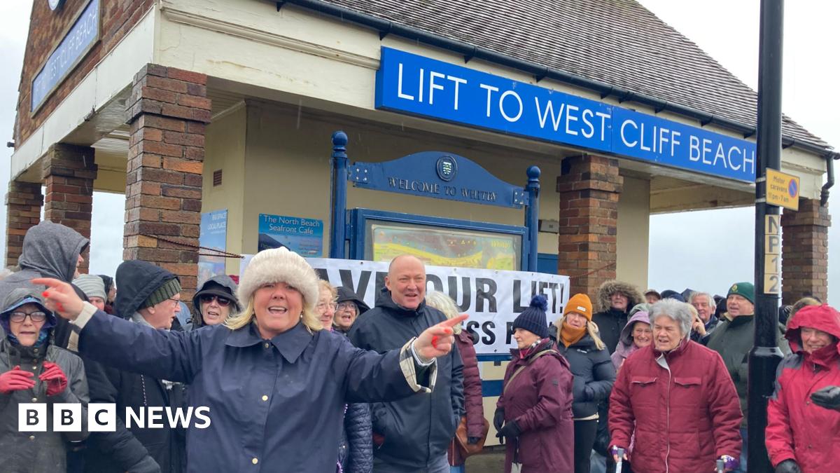 Protesters oppose landmark Whitby cliff lift closure - BBC News