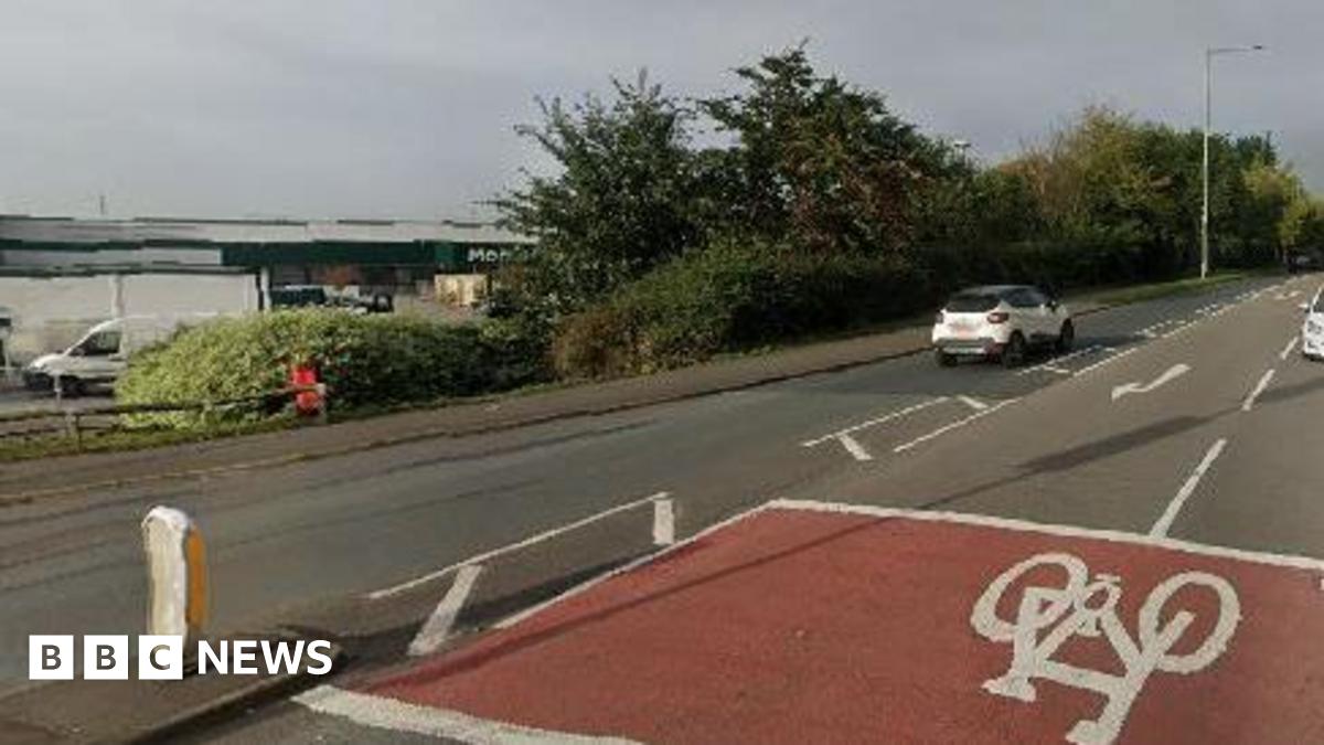 Preston Sports Direct theft: Four arrested after man hit by car - BBC News