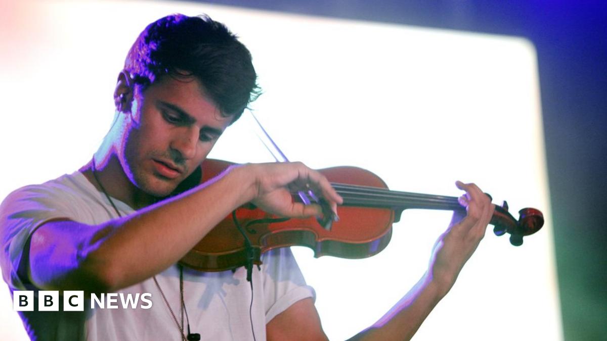 Violinist Neil Milan quits Clean Bandit - BBC News