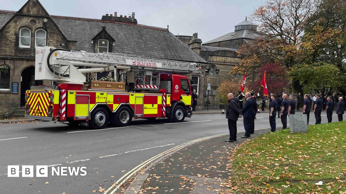 Hundreds pay tribute to Derbyshire's chief firefighter - BBC News