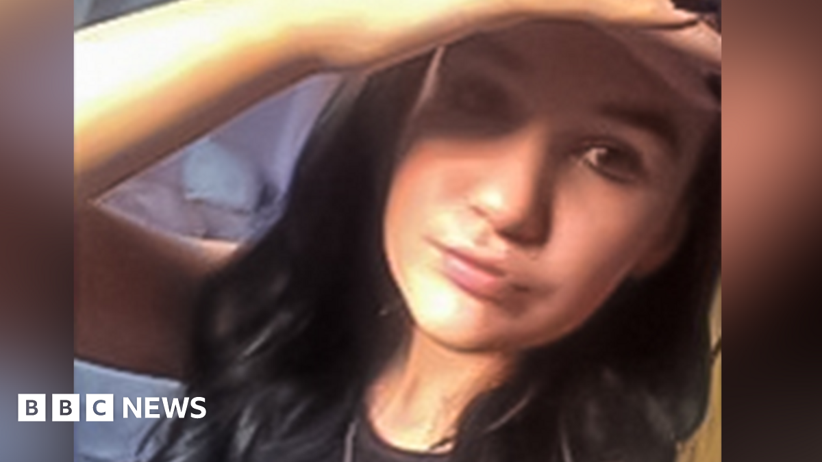 Welshpool river death: Holli Smallman, 15, was playing - inquest - BBC News