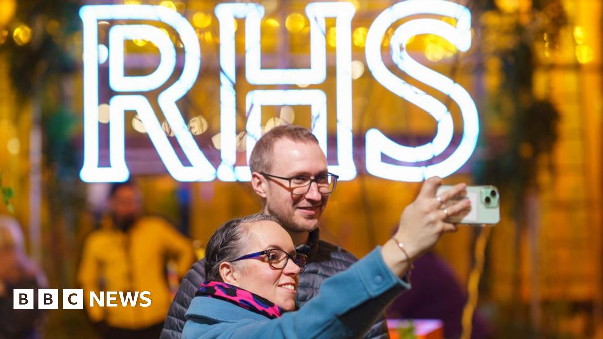 RHS Urban Show debuts in Manchester 'to inspire city gardeners' - BBC News