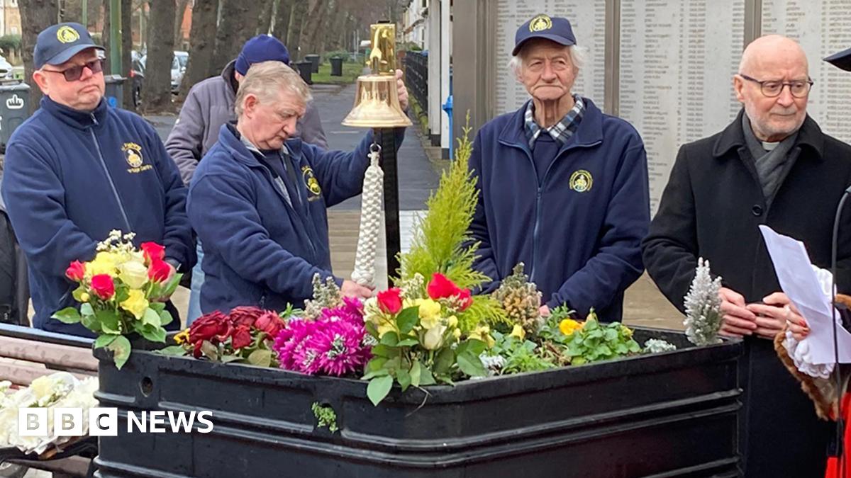 Hull memorial service marks anniversary of trawlermen’s deaths - BBC News
