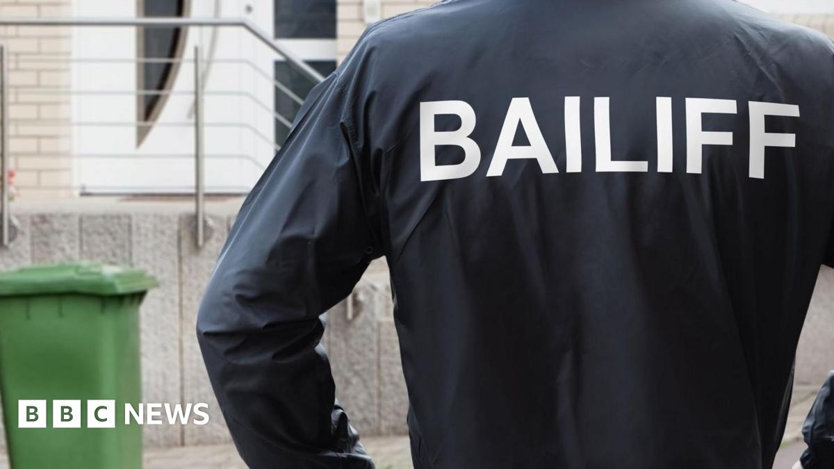 Council urged to use fewer bailiffs after 17,000 referrals - BBC News