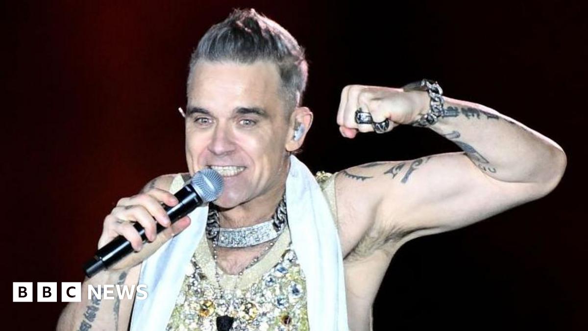 Robbie Williams asks Michelle McManus for tour duet in Edinburgh - BBC News