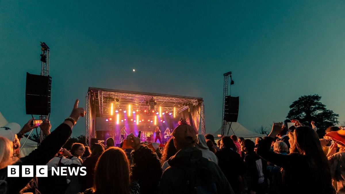 Home Farm Fest to set record for most people yodelling - BBC News