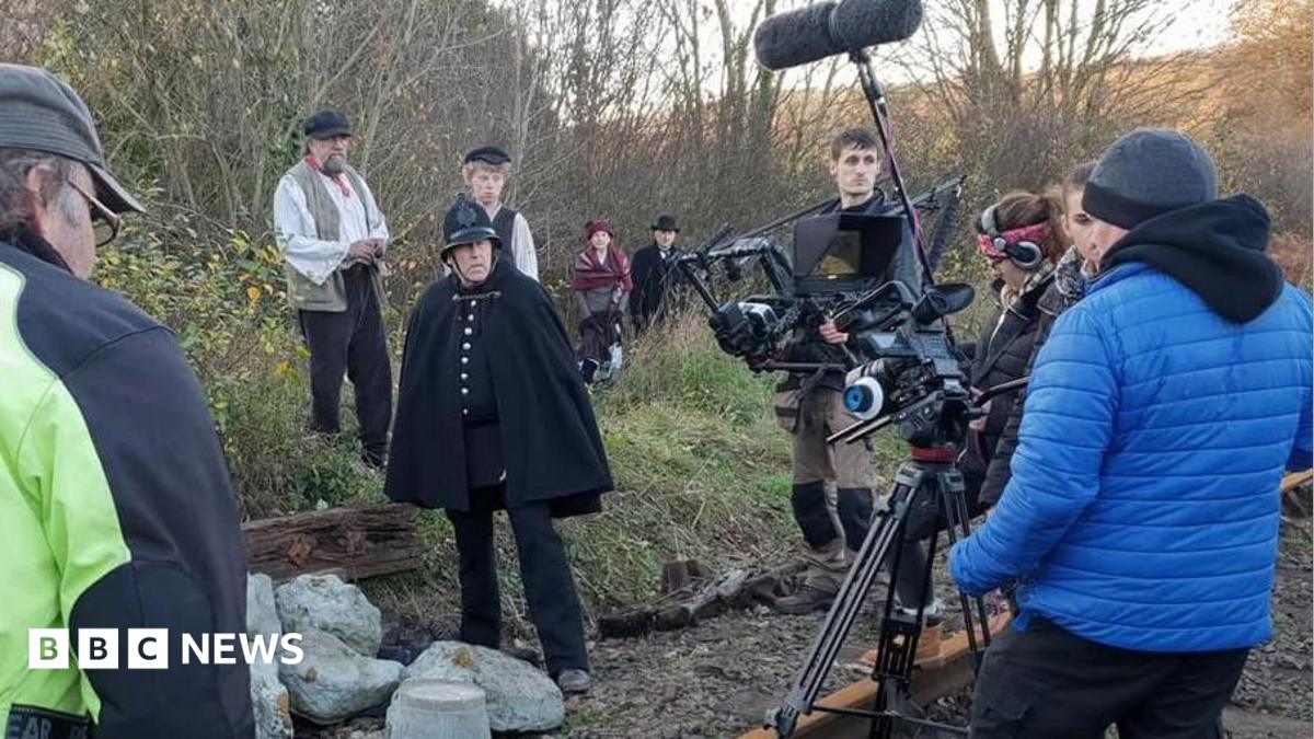 Murder mystery series aims to memorialise teen - BBC News