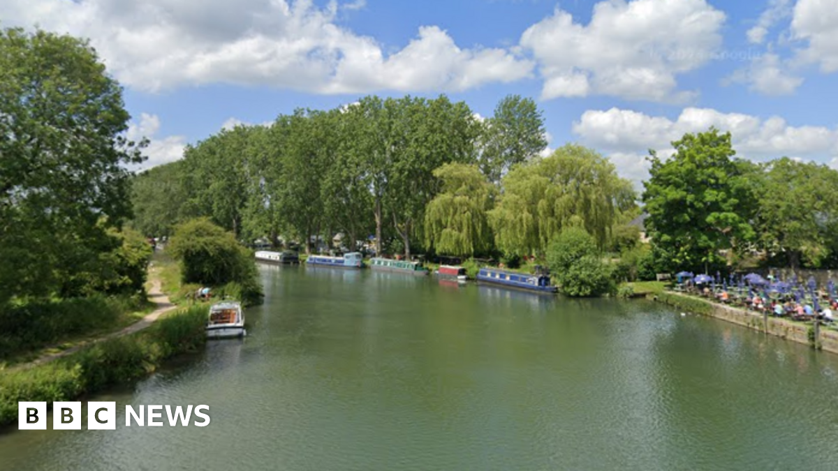 Nine people injured after fire on residential boat near Lechlade - BBC News