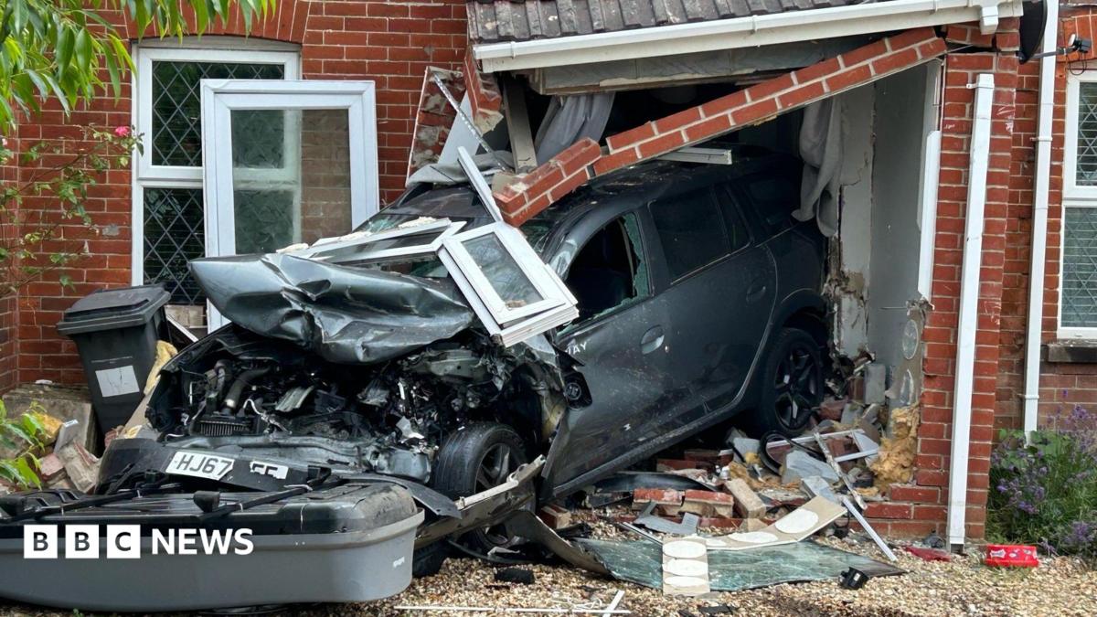 Bournemouth: Car smashes through front of house after crash - BBC News