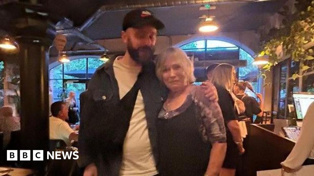 Diner describes panic as protesters pass restaurant - BBC News