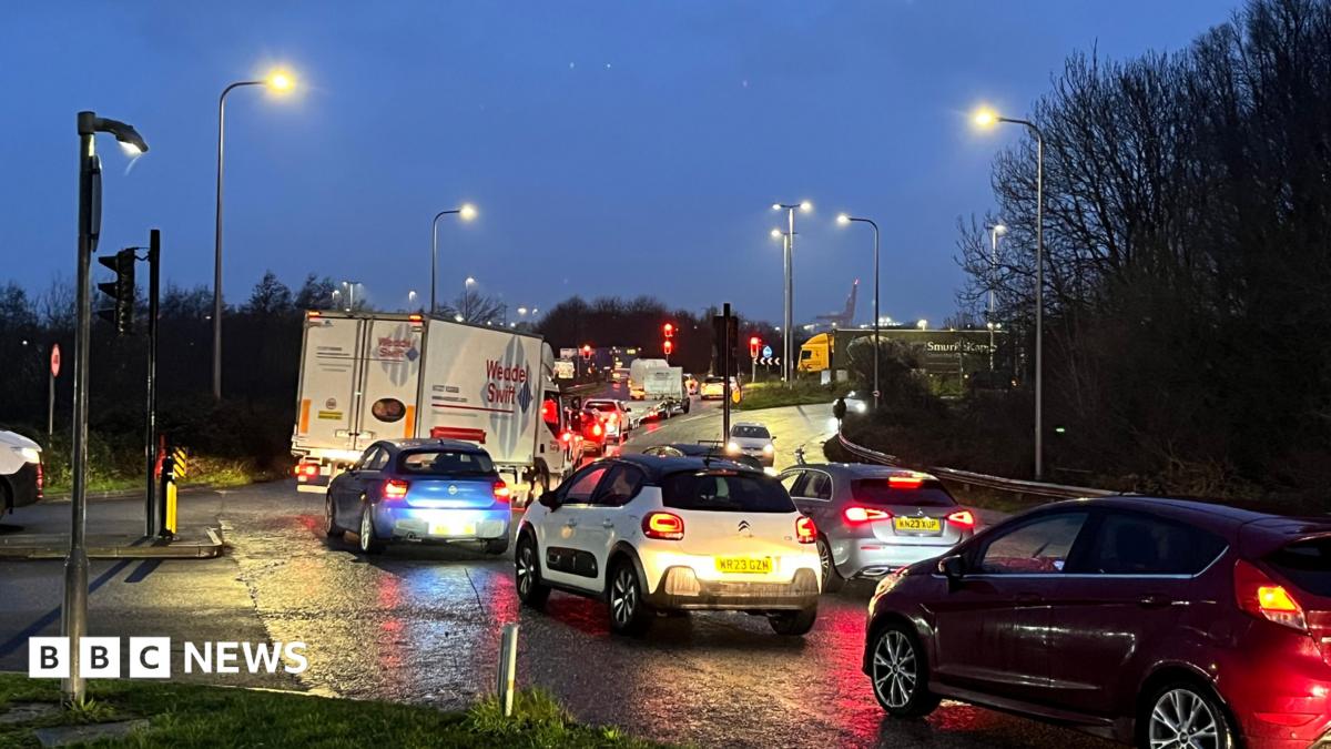 Portbury docks: Delays on M5 clear after farmer demo near J19 - BBC News