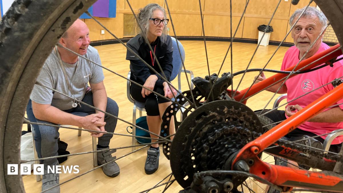Cornwall cycle sessions aim to reduce isolation and aid health - BBC News