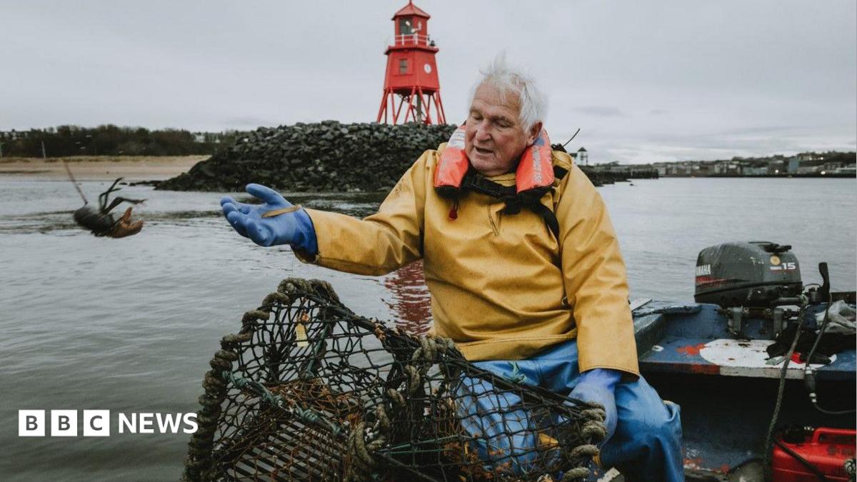 Photographer shoots a decade of North Shields fishing - BBC News
