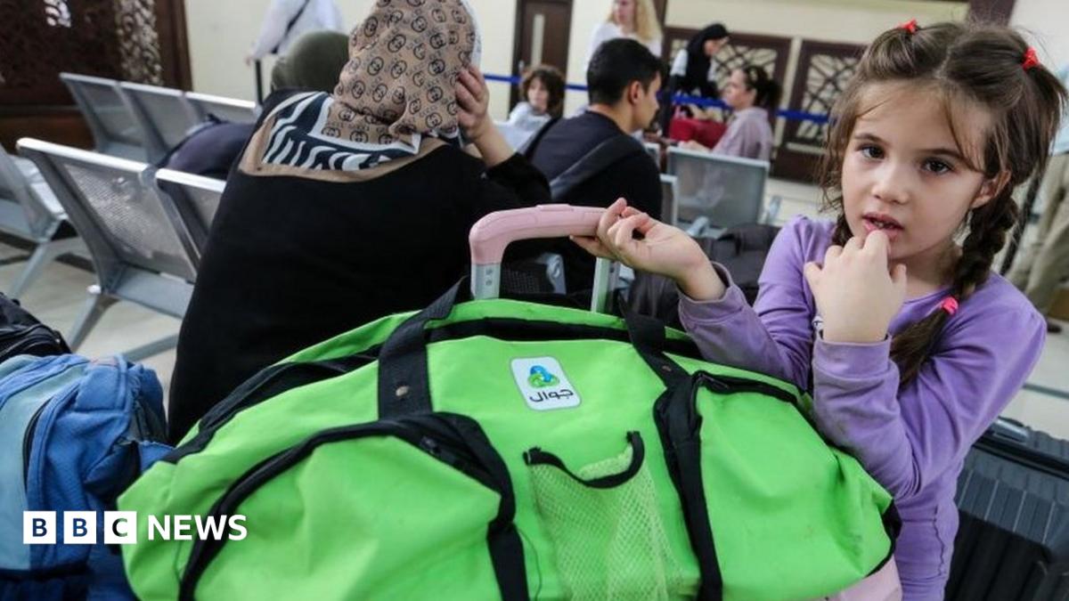 Canadians stuck in Gaza as other foreigners leave - BBC News