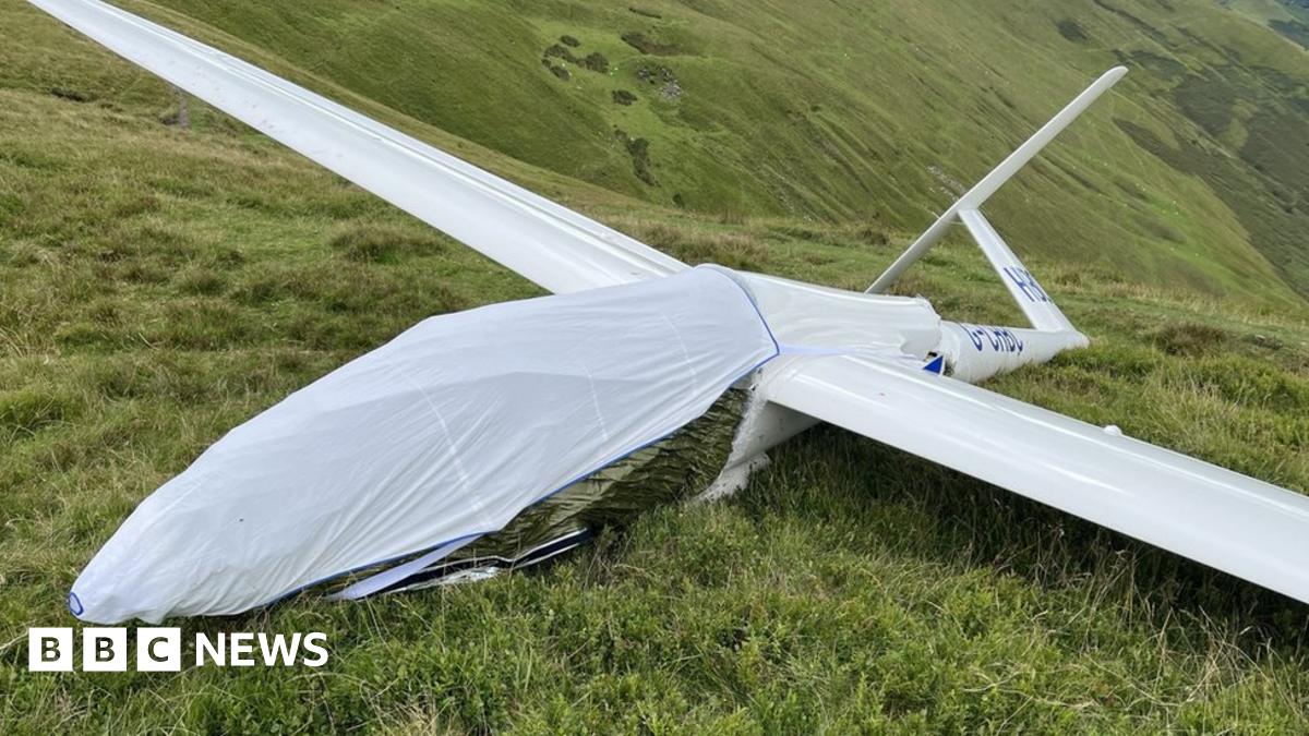 Black Mountains: Pilot in hospital after glider crash - BBC News