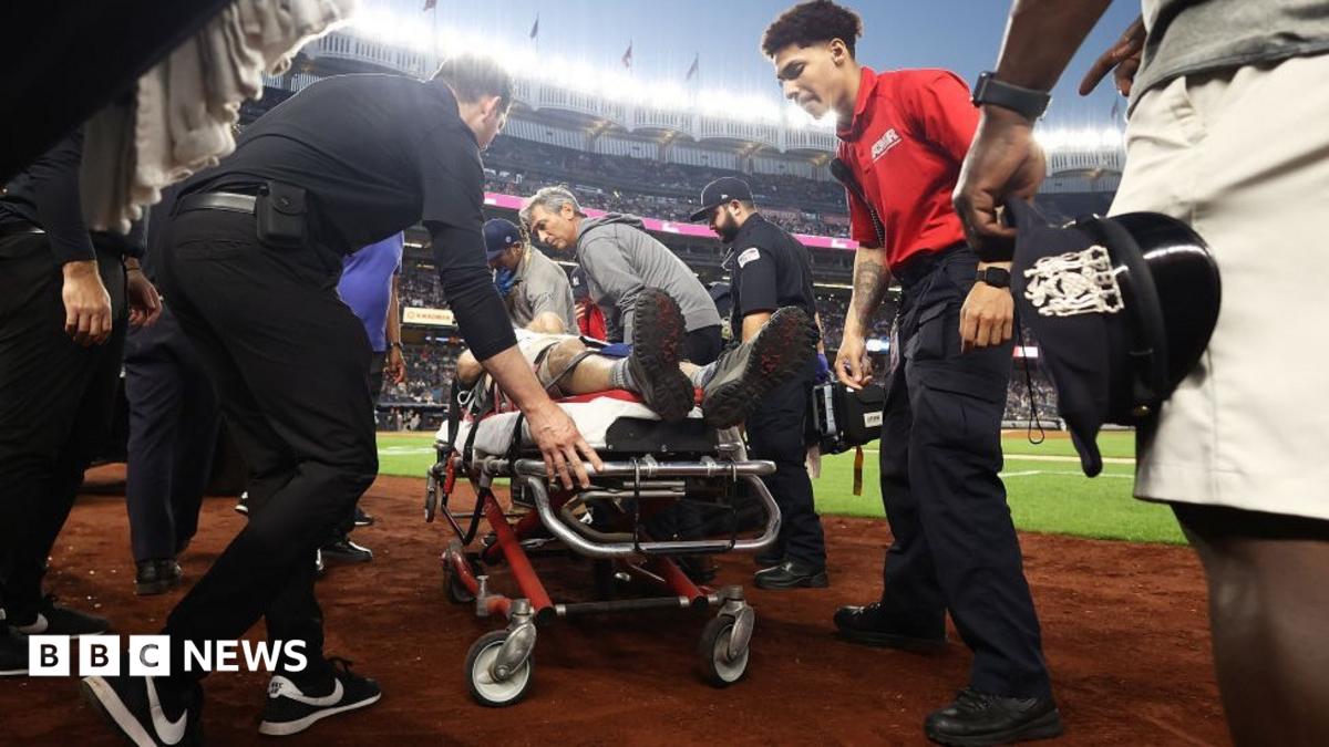 Yankees and Orioles: Cameraman hurt by wild throw at game - BBC News