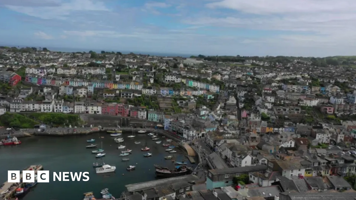 Brixham: Water company confirms 'reduction' in water parasite - BBC News