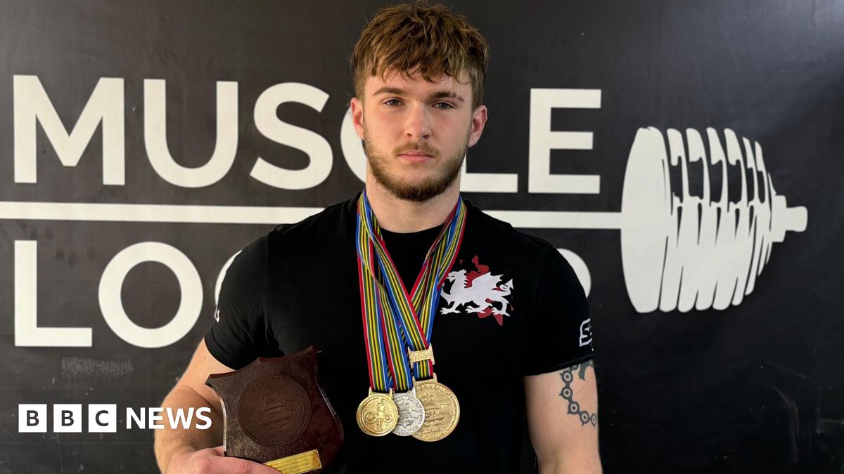 Powerlifting: Anglesey teen Lucas Williams's Commonwealth gold - BBC News
