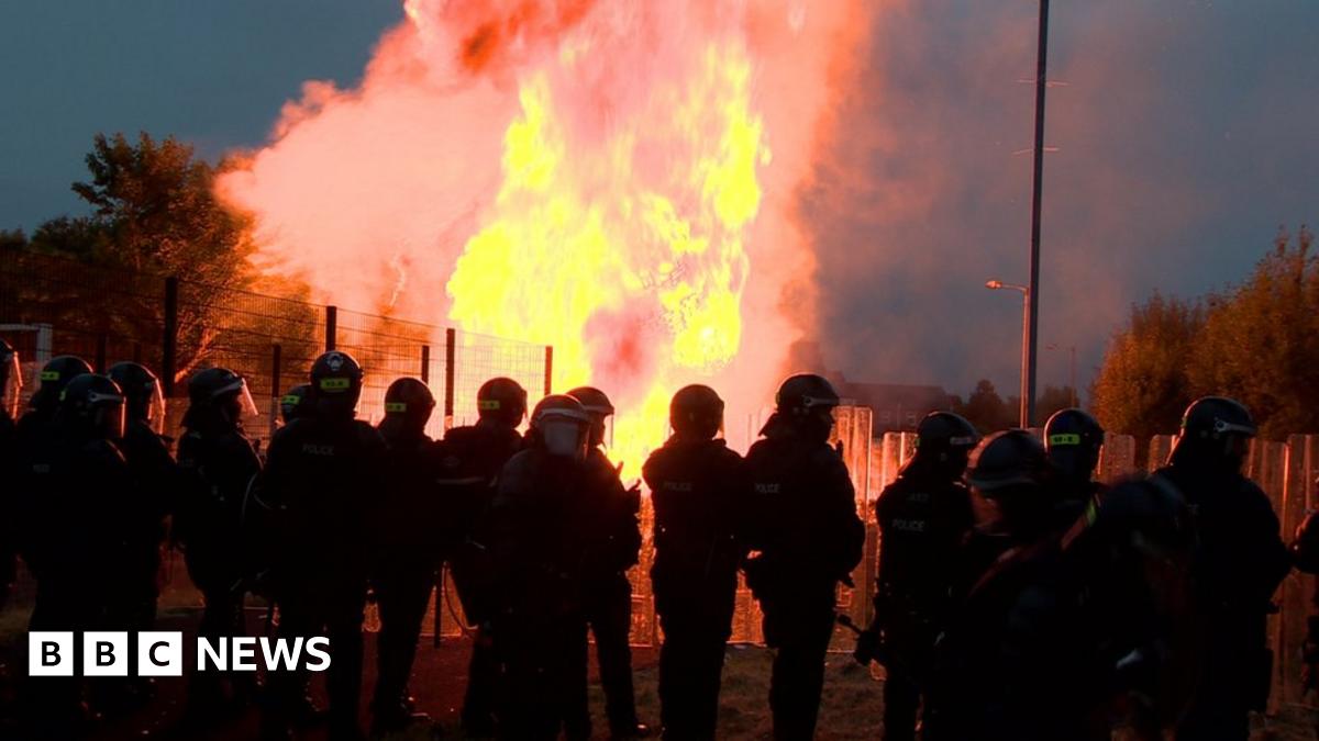 Make bonfire removal costs public say Alliance and Greens - BBC News