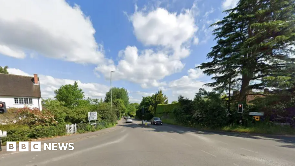 Surrey: Family pay tribute to motorcyclist killed in Farnham crash - BBC News