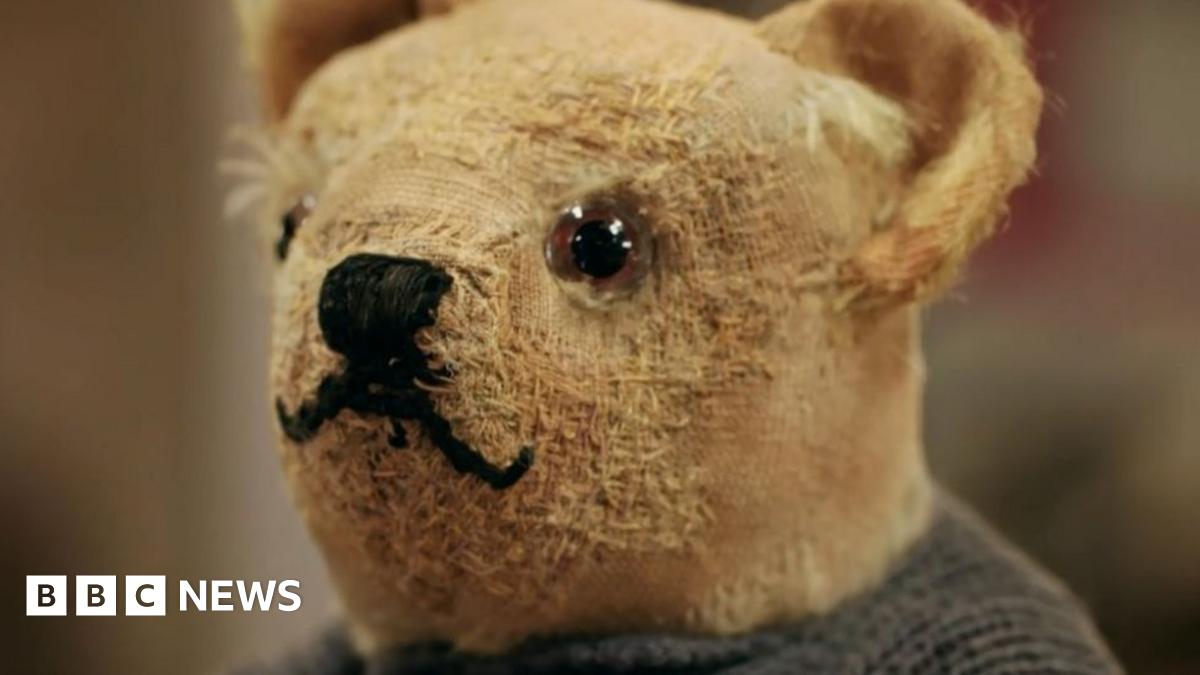 Restored 100-year-old RAF bear keeps 'lovely, wonky smile' - BBC News