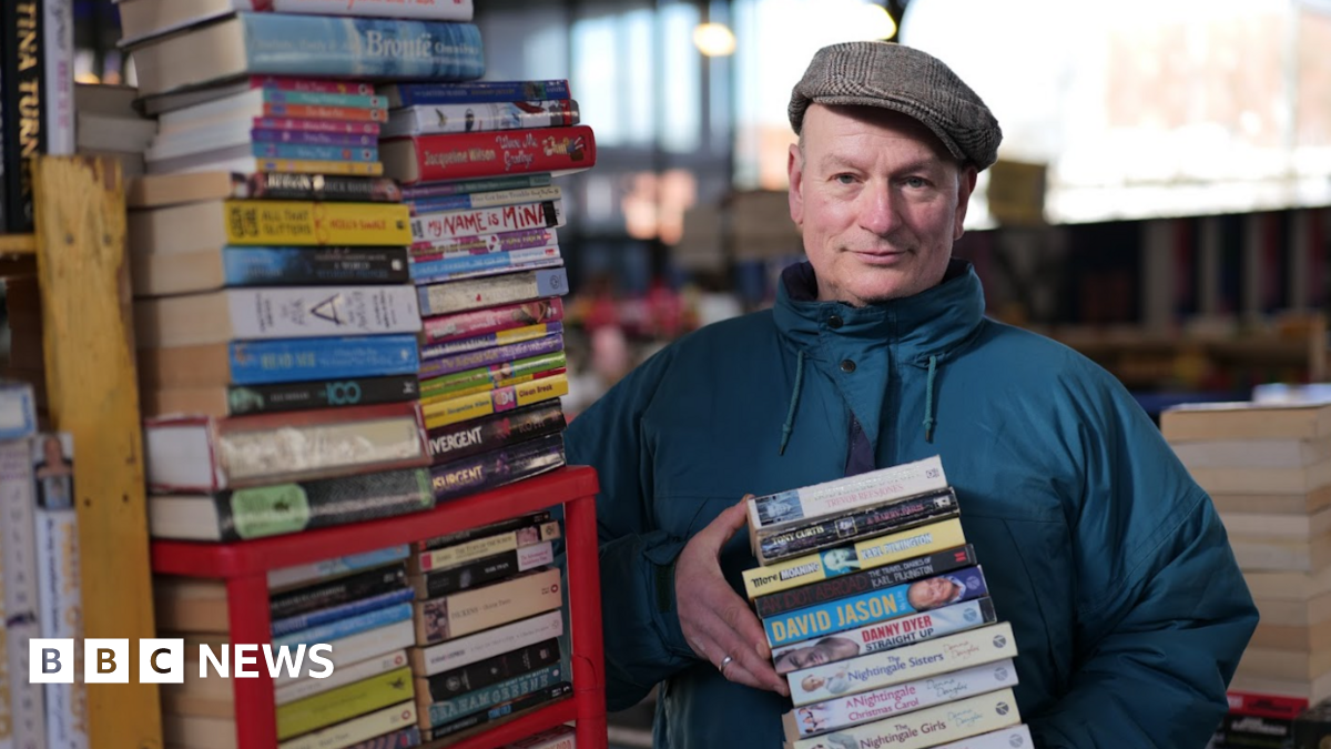 Preston Outdoor Market returns to Friday trading - BBC News