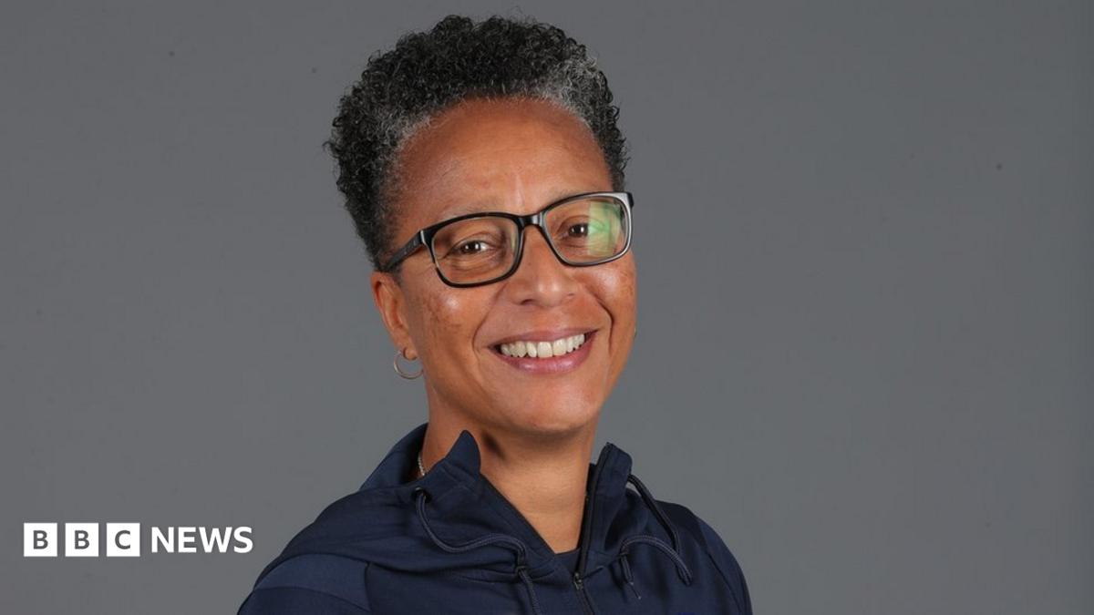Hope Powell: Former England coach awarded honorary doctorate - BBC News