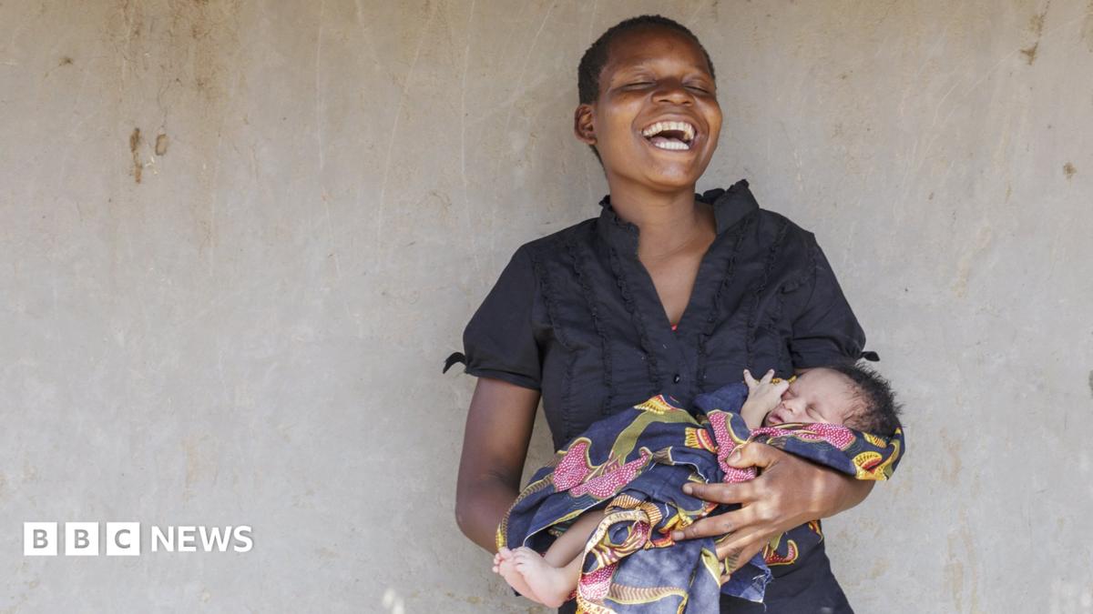 Malawi mums and their newborns on their first day of life - BBC News