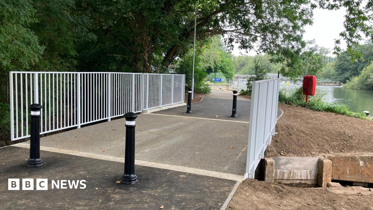 Reading: New Kings Meadow bridge replaced ahead of schedule - BBC News