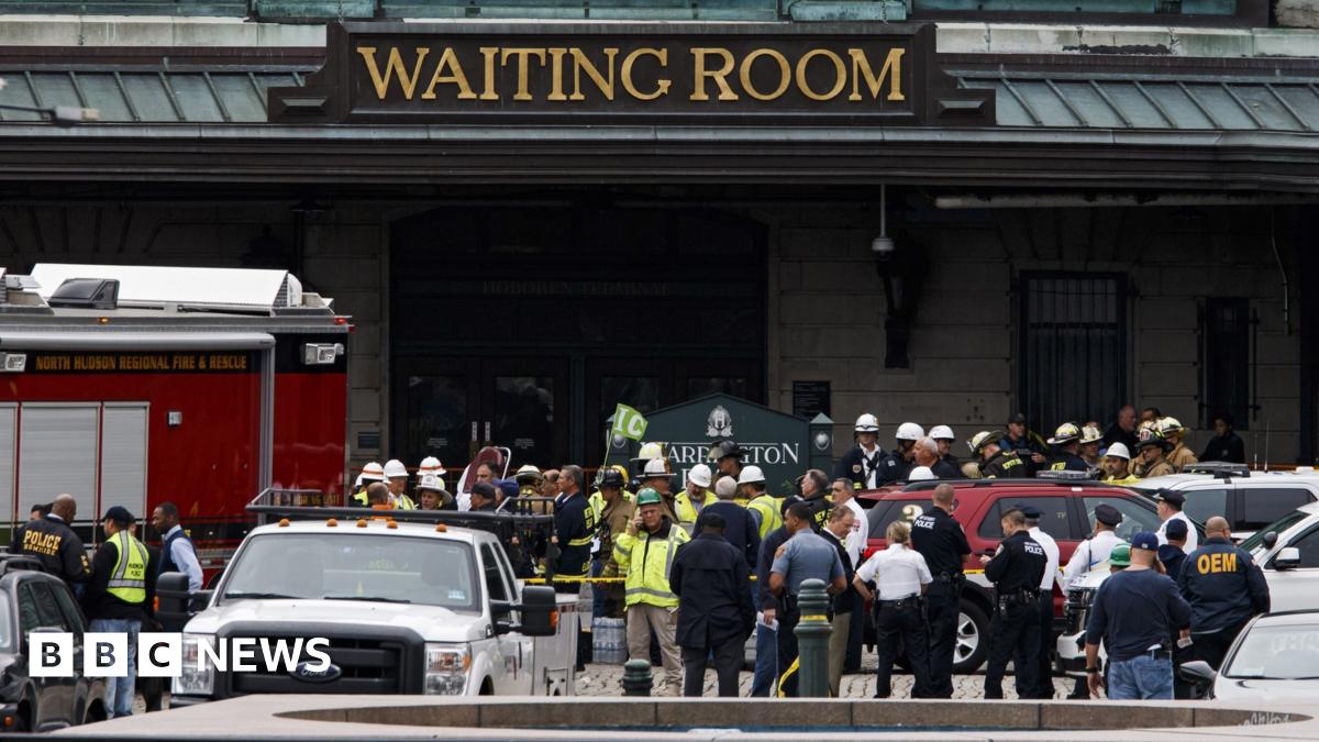 Witnesses describe US train crash 'chaos' - BBC News