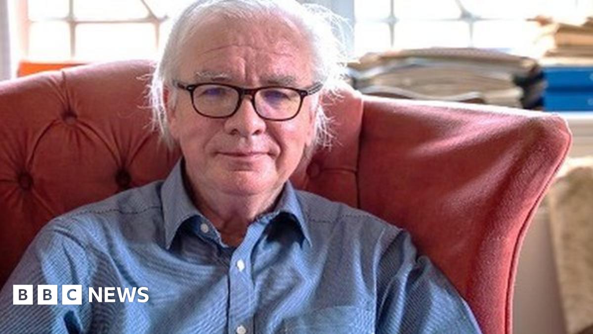Covid: Cambridge professor recovers to sing choral music - BBC News