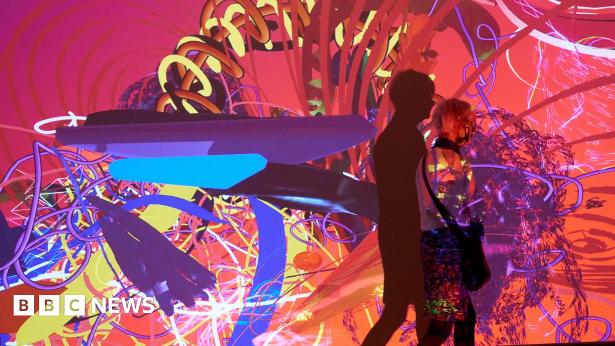 Bedford art show aims to bring 'new technology to the masses' - BBC News