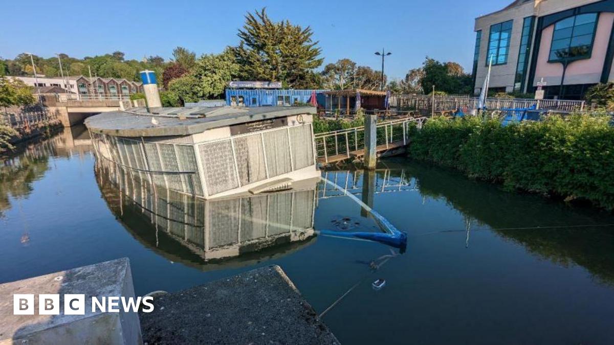 Possible reprieve for wrecked Truro paddle steamer - BBC News