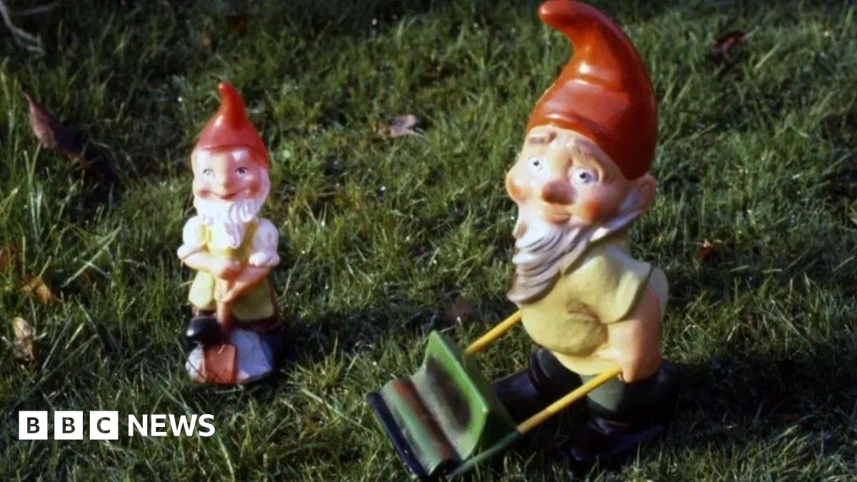 Formby gnome thief 'should never reveal all', says victim - BBC News