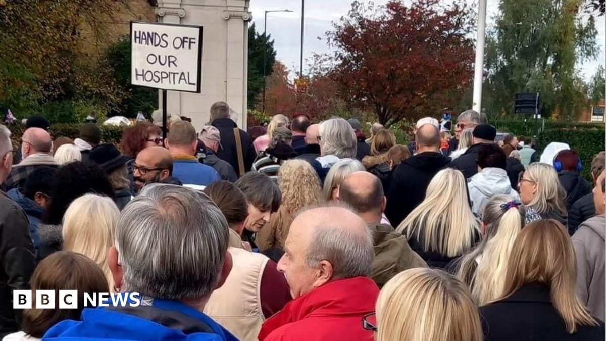 Rugby campaigners march against hospital ward closure - BBC News