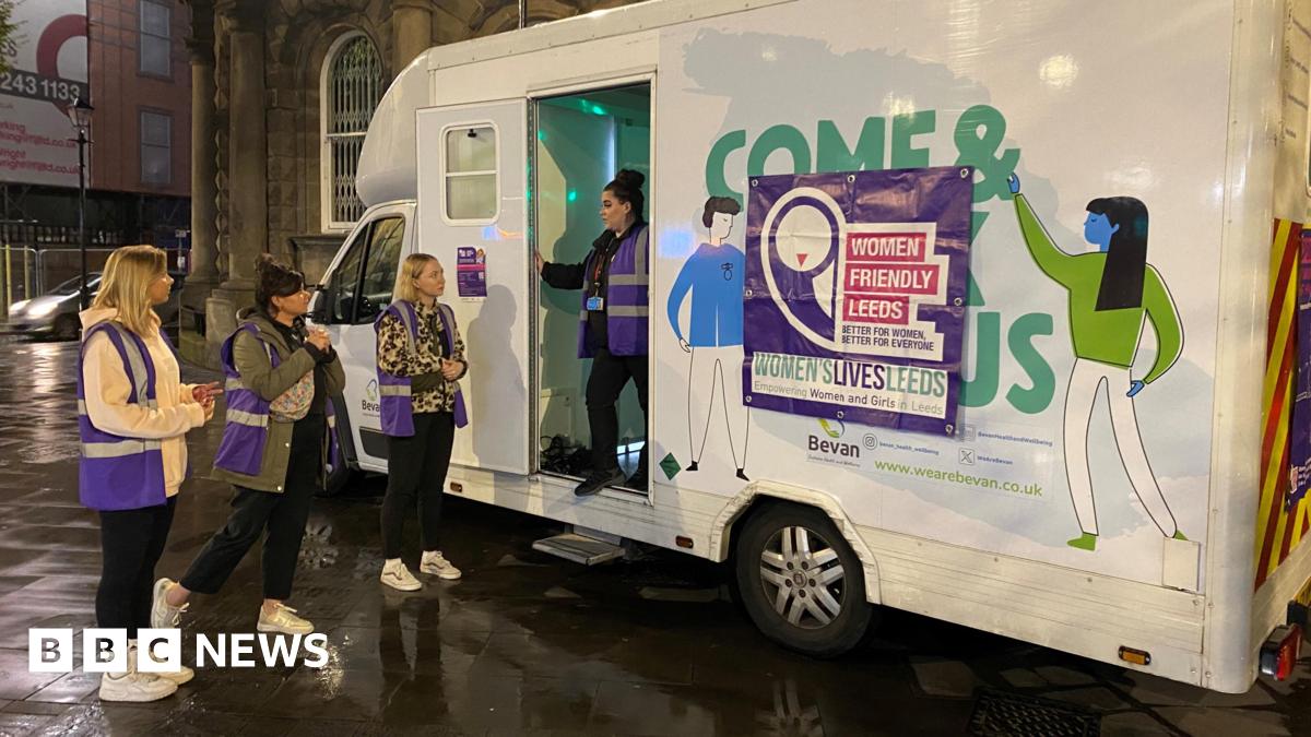 Leeds Night Safe Space Bus offers 'calm space' for women - BBC News