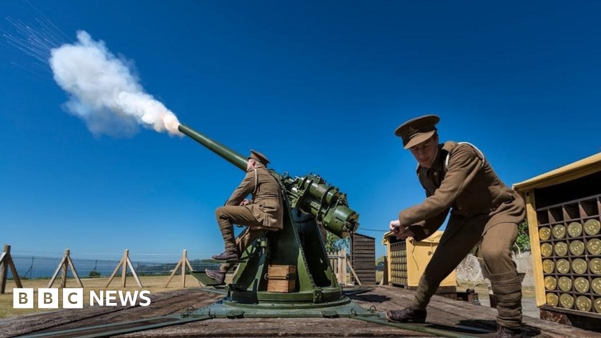 Anti-Zeppelin gun fired in Dover Castle display - BBC News
