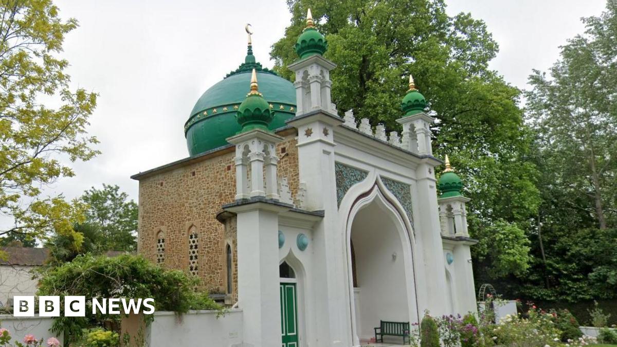 Surrey Police presence at UK's oldest purpose-built mosque - BBC News