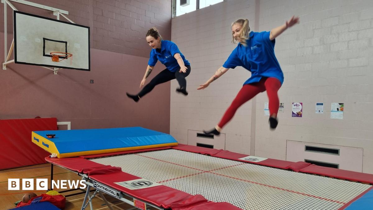 'Trampoline therapy boosted my mental health in Northampton' - BBC News