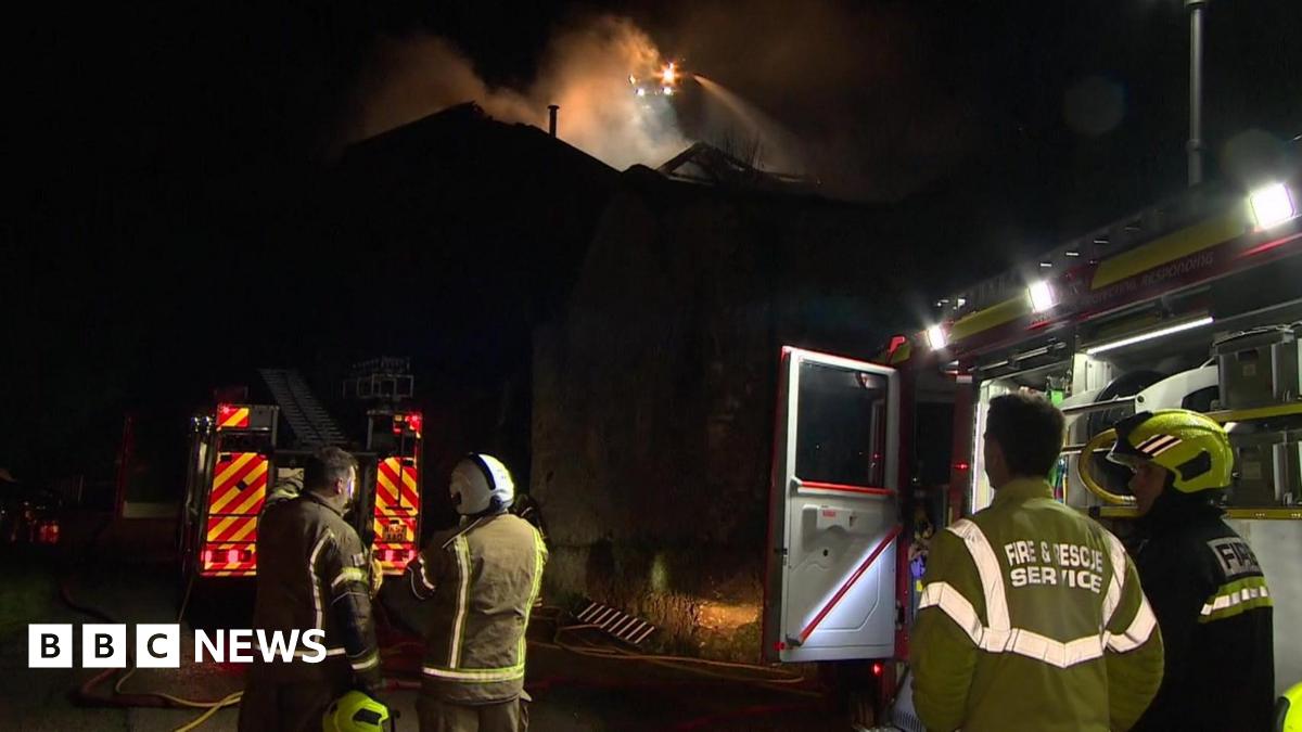 Mount Edgcumbe: Fire crews remain at Cornwall estate blaze - BBC News