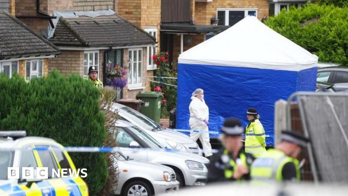 Suspect in John Hunt's family killings has not spoken to police - BBC News