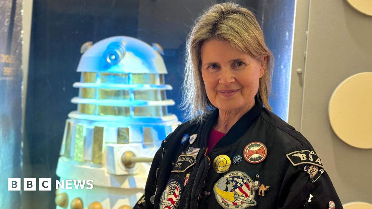 Doctor Who stars join forces for Ace book about iconic jacket - BBC News