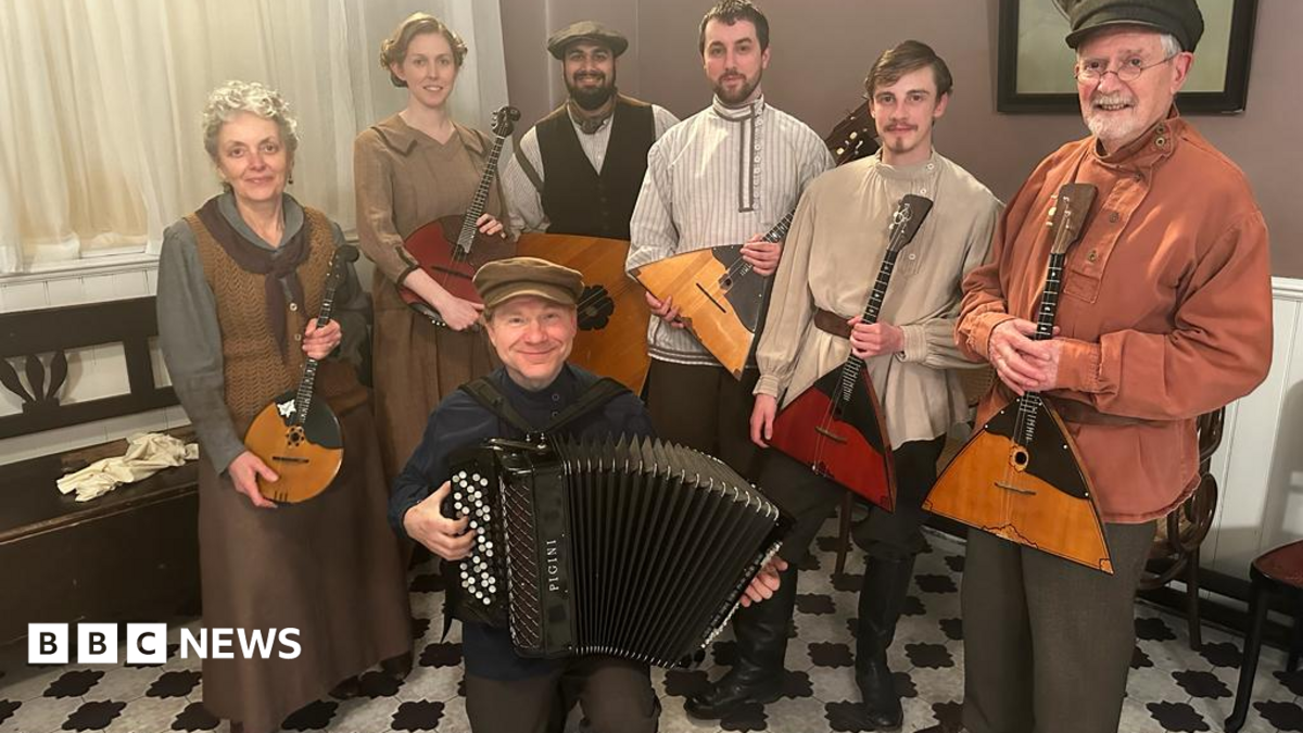 'Anti-Russian sentiments' worry UK balalaika group - BBC News