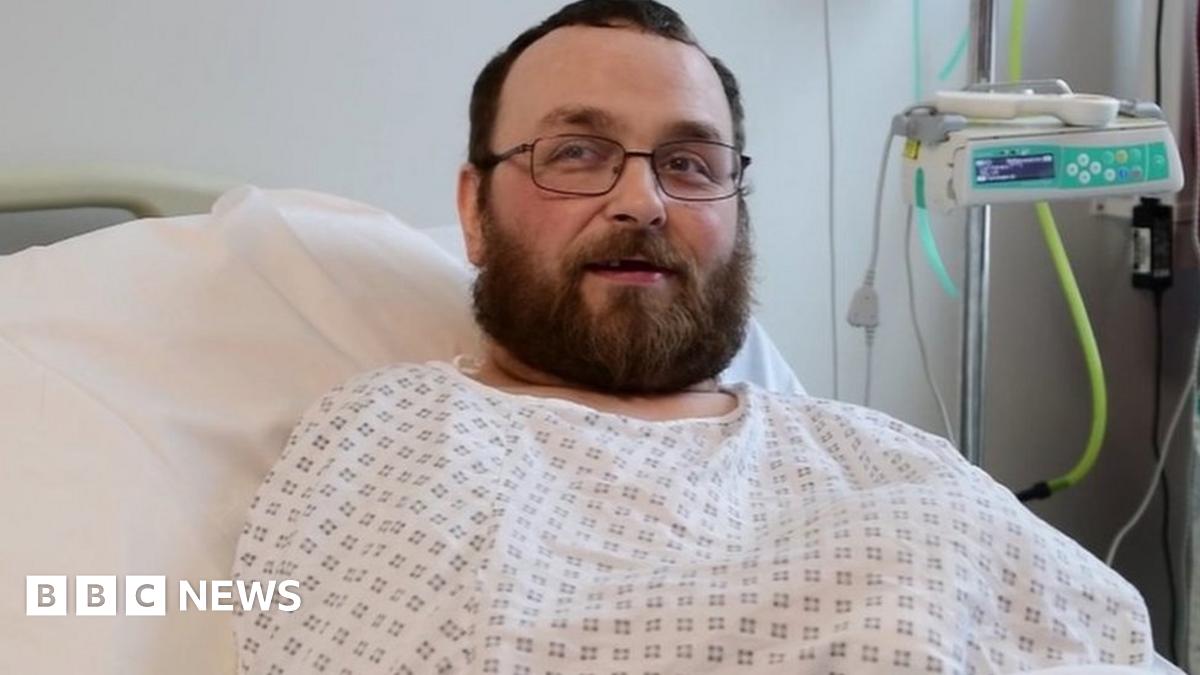 Leicester surgeon deploys wartime technique to save man's hand - BBC News