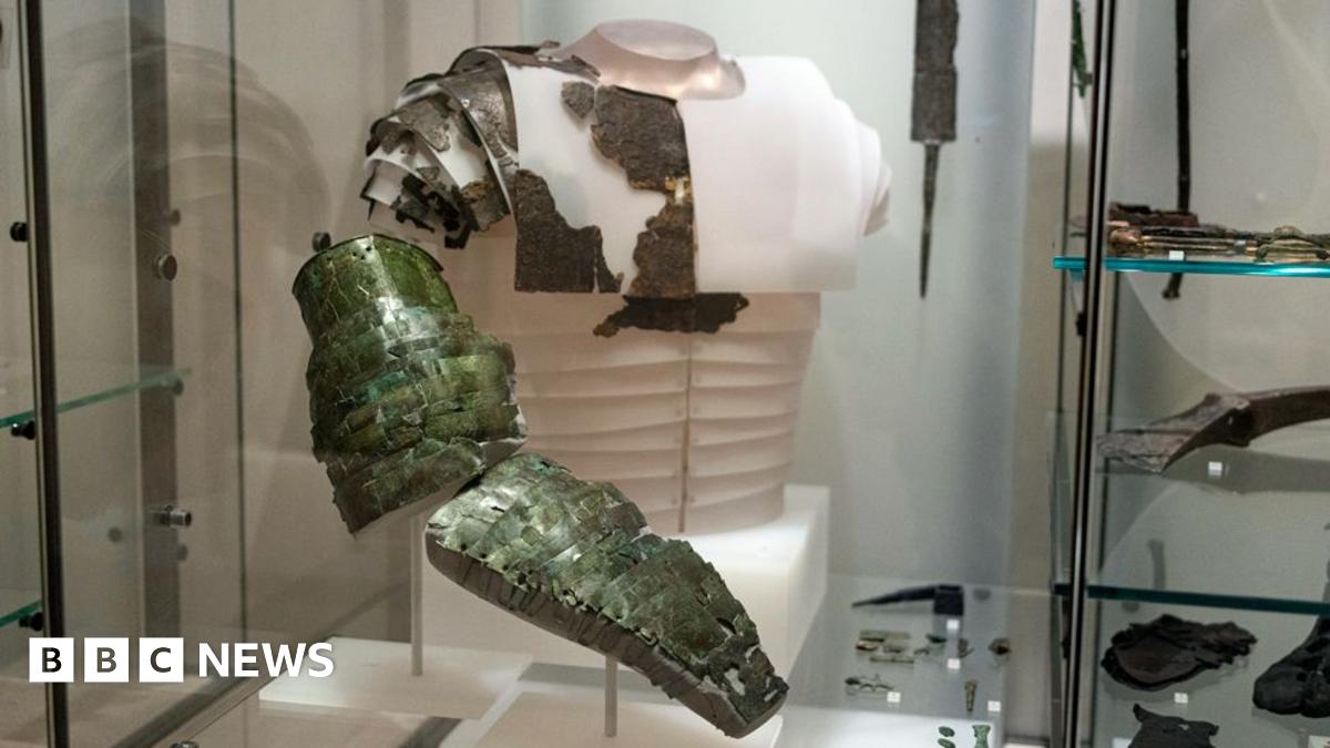 Rare reconstructed Roman armour goes on display - BBC News