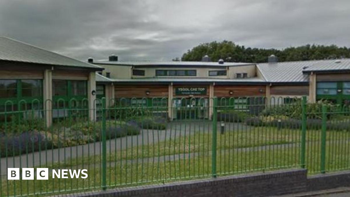 Bangor primary school Ysgol Cae Top closes due to roof leak - BBC News