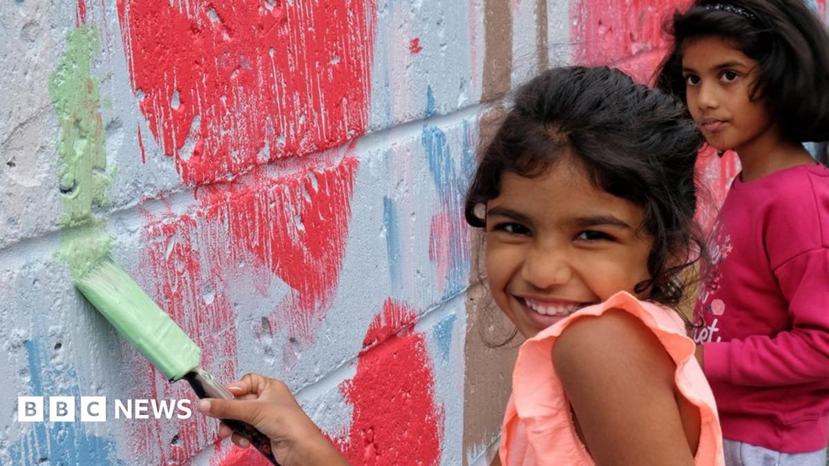 Foxborough community repaint 20-year-old mural - BBC News
