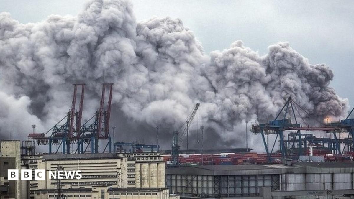 Brazil fire: Explosion unleashes toxic gas in Santos - BBC News